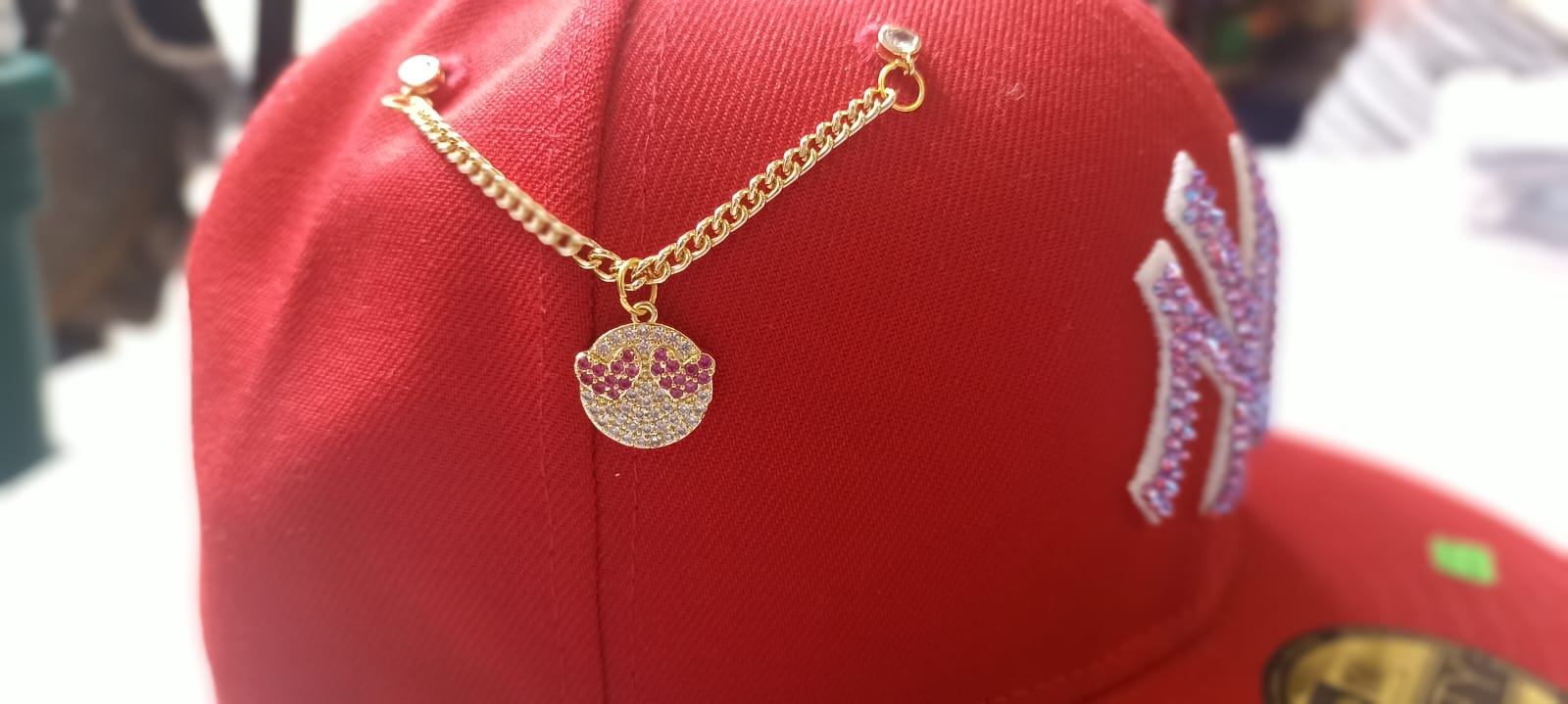 Pin con cadena emoji corazones gold – King Pin mx